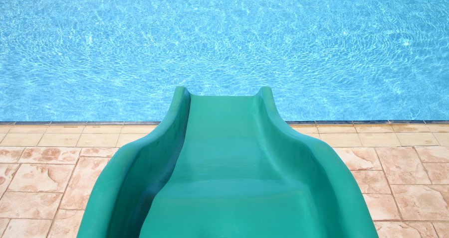 Tutto quello che devi sapere per scegliere lo scivolo per piscina